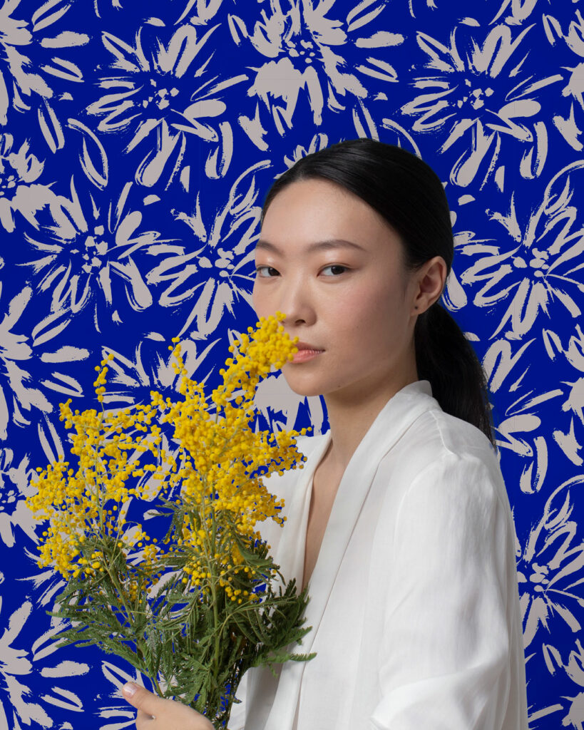 QUITTERIE - Papier peint fleur bleu majorelle - Anatole Designs